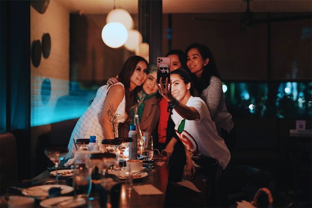 How to Create the Perfect Home Party Atmosphere for Friends - khamush.com